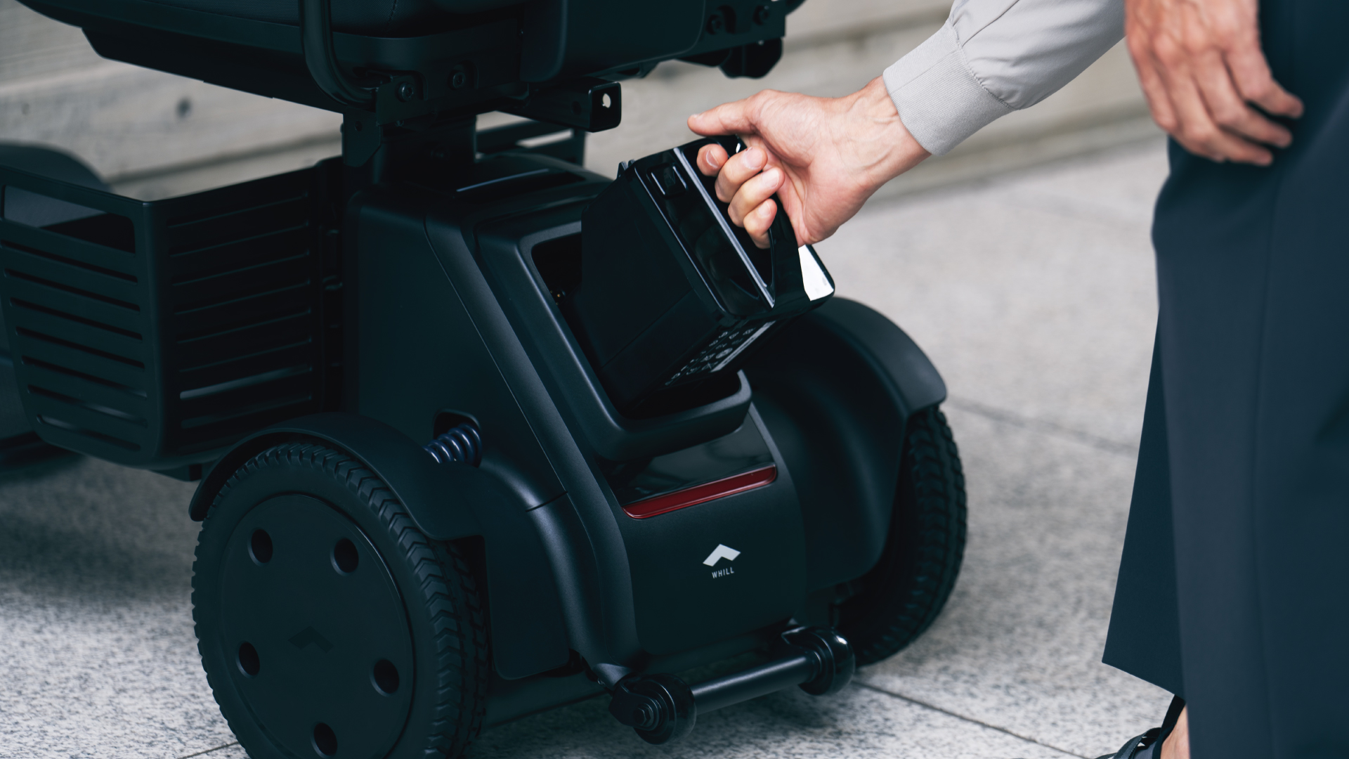 ＜プレスリリース＞WHILL社、スマートになった歩道を走れるスクーター「WHILL Model R」を発売 | 近距離モビリティ 電動車椅子